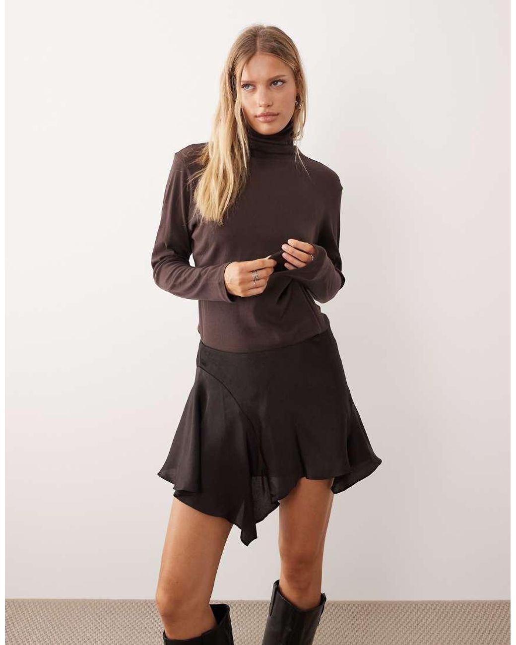 Monki Crinkle Satin Flippy Mini Skirt in Natural | Lyst UK