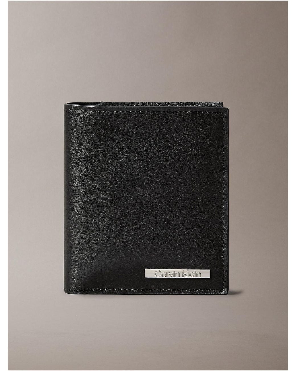 Calvin Klein Leather Logo Plaque Slim Bifold Wallet in Black for Men | Lyst