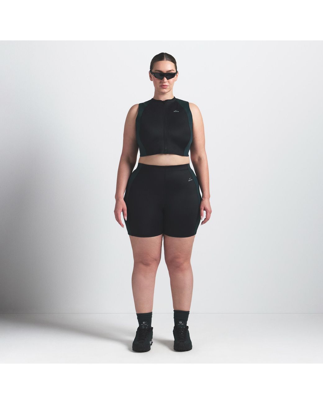 Nike Skims Shine Front-Zip Bra in Black | Lyst