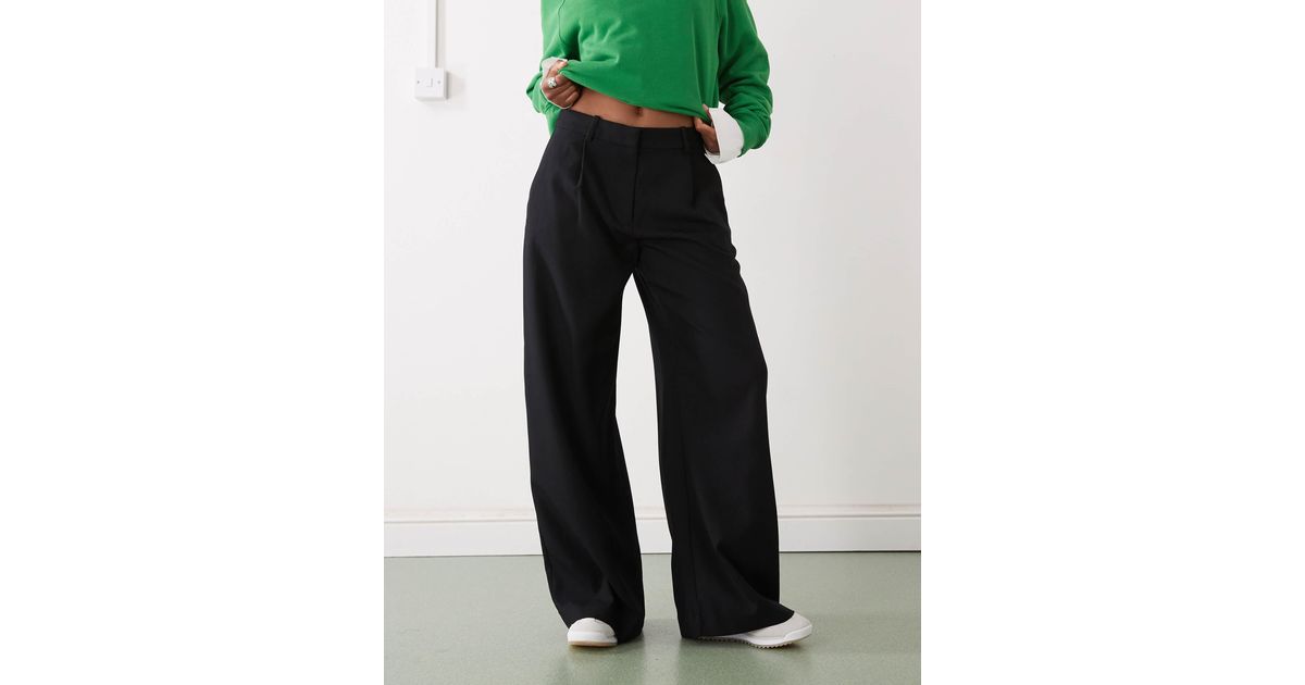 Weekday Dara Low Waist Wide Leg Trousers With Front Pleats in Black | Lyst