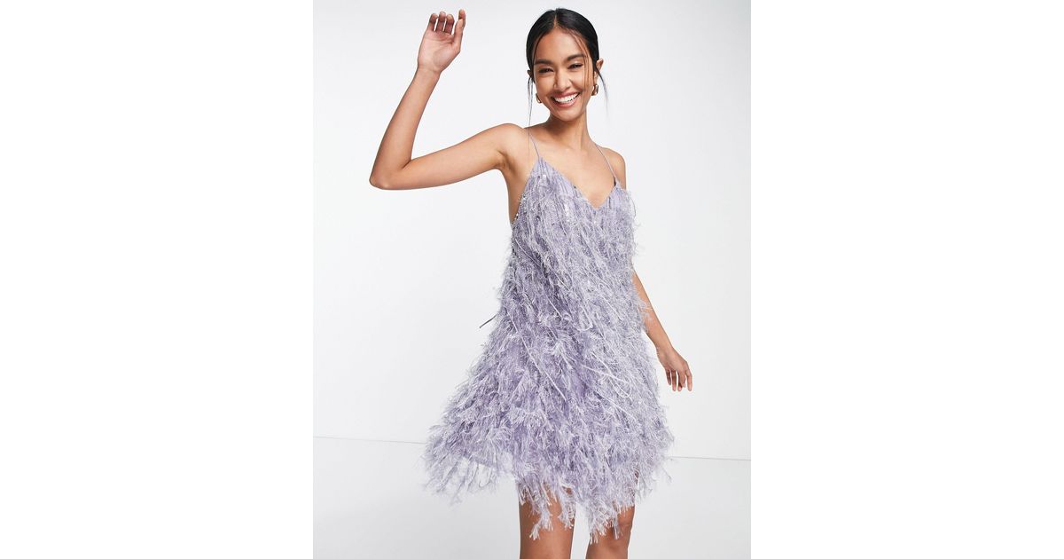 Robe courte à plumes synthétiques et sequins avec décolleté dans le dos ...