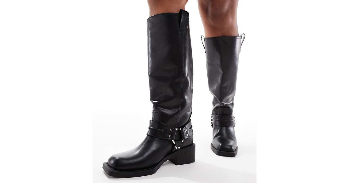 Botas Por La Rodilla Negras Planas Con Arnés De Estilo Biker Camila De ...