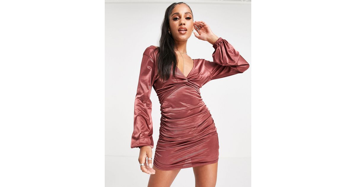 Robe Courte à Manches Longues En Satin Froncé Avec Décolleté Plongeant