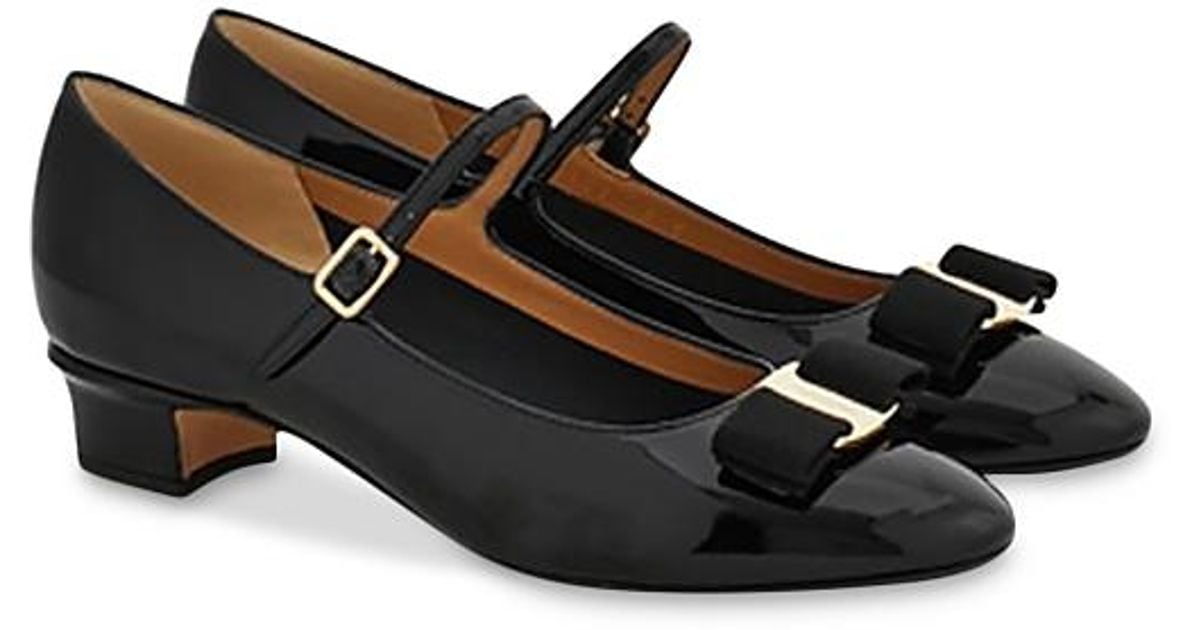 Ferragamo Vally Bow Pumps in Black | Lyst