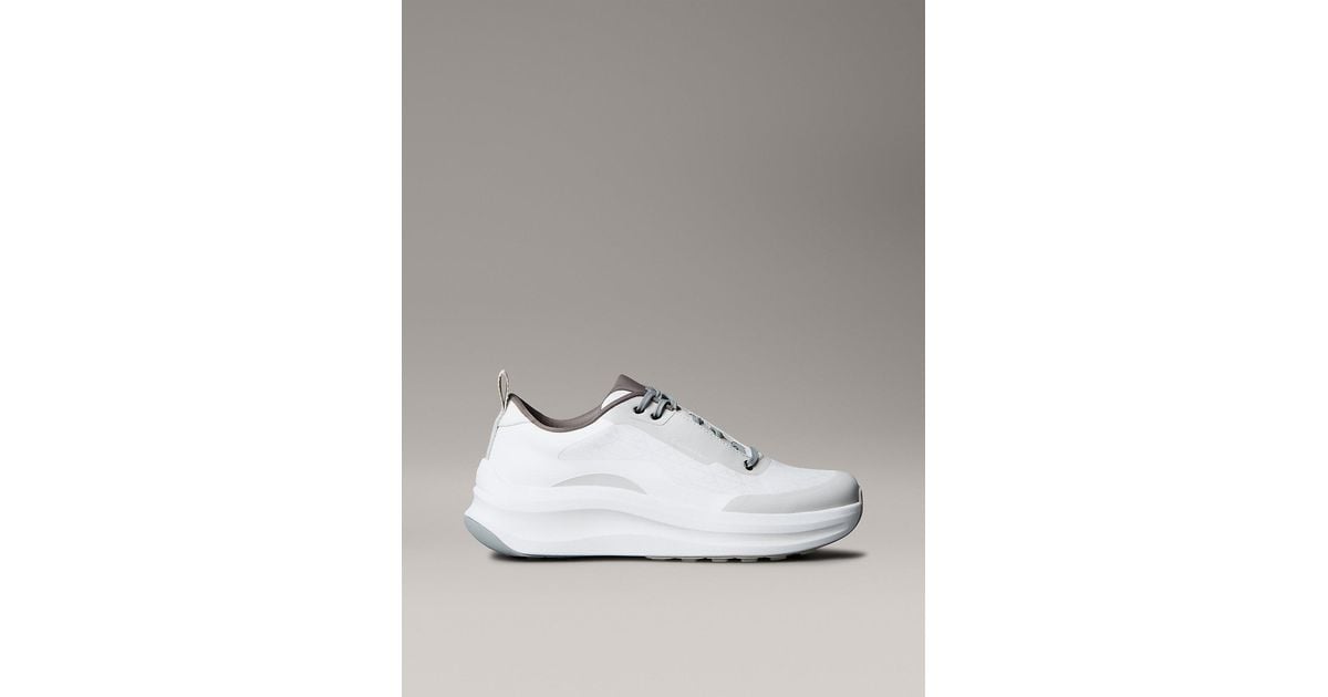 Calvin Klein Emblem Logo Chunky Runner Trainers in White for Men | Lyst UK