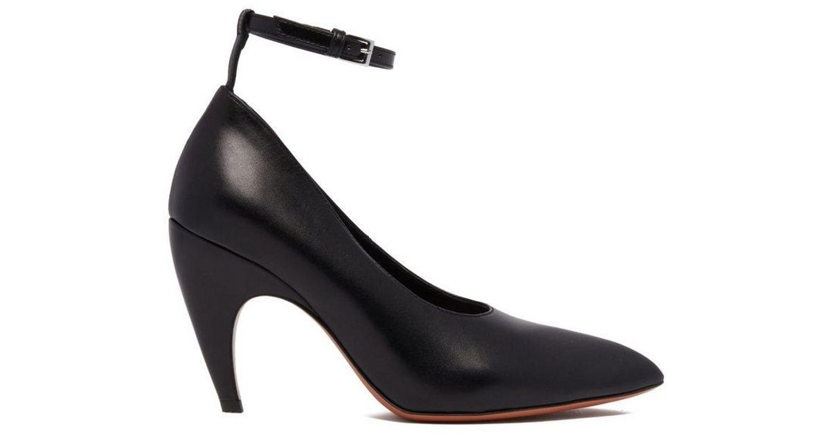 Alaïa Shark Pointed Toe Pumps in Black | Lyst