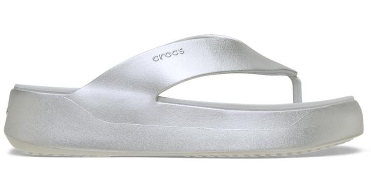 Crocs™ Getaway Platform Metallic Flip in Black | Lyst