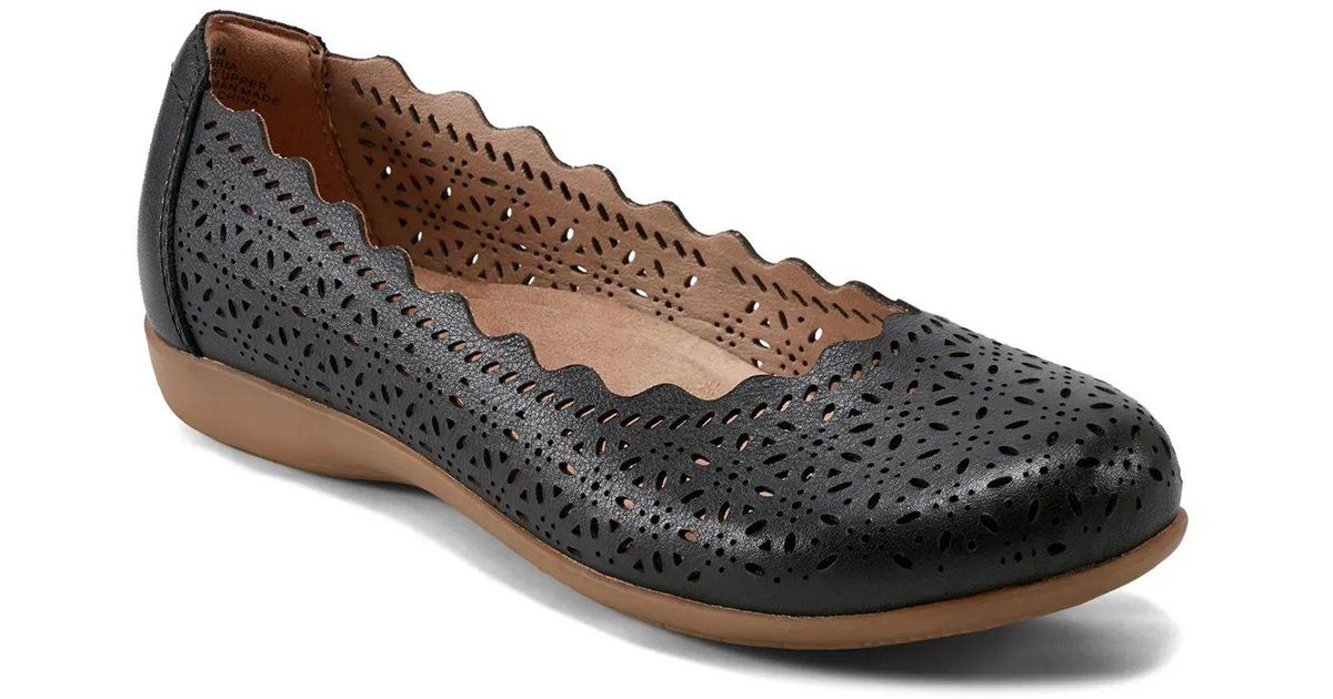 Earth Bria Flat in Black | Lyst
