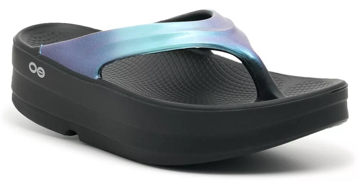 OOFOS Oomega Platform Flip Flop in Black | Lyst