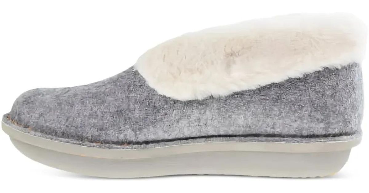 Clarks Fur Trim Step Flow Low Sandals in Gray | Lyst