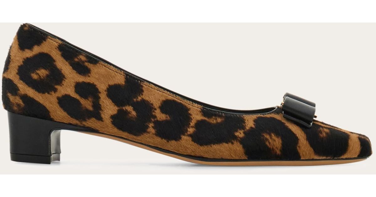 Ferragamo Iconic Bow Pump in Natural | Lyst