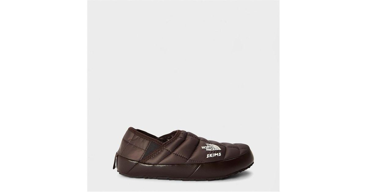 TNF X SKIMS Thermoball Traction Mule V in Brown | Lyst UK