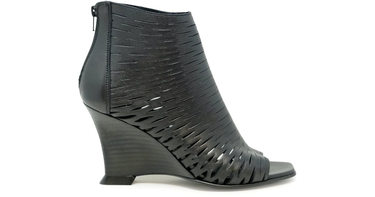 Elena Iachi Leather Sandals in Black | Lyst