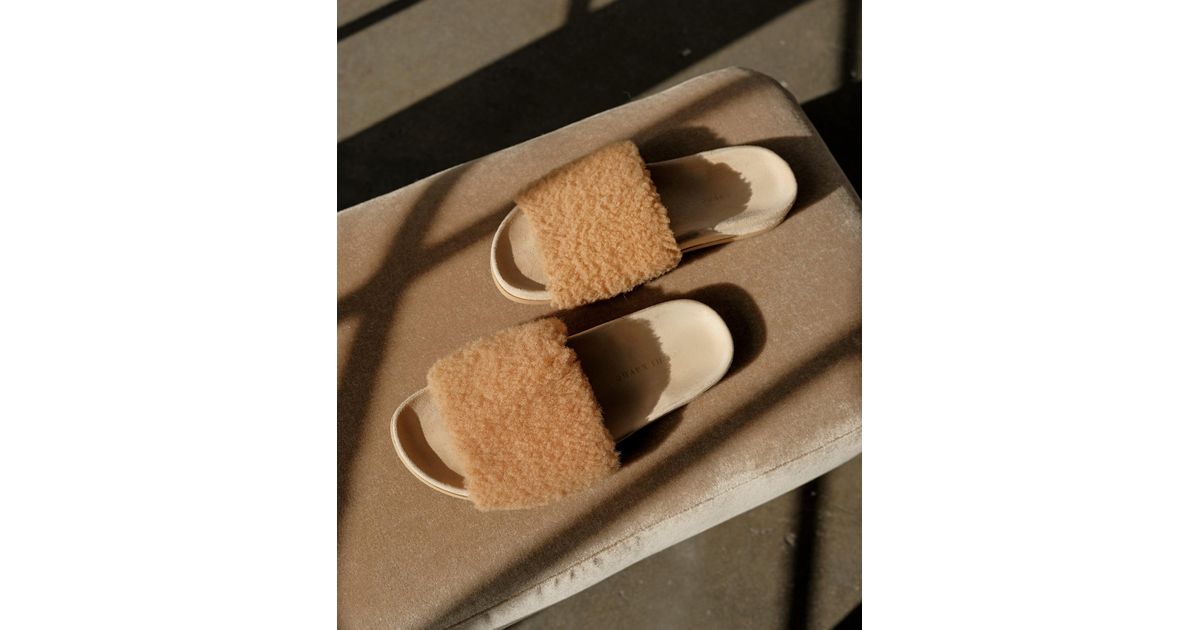 Jenni Kayne Shearling Slide Sandal in Natural | Lyst