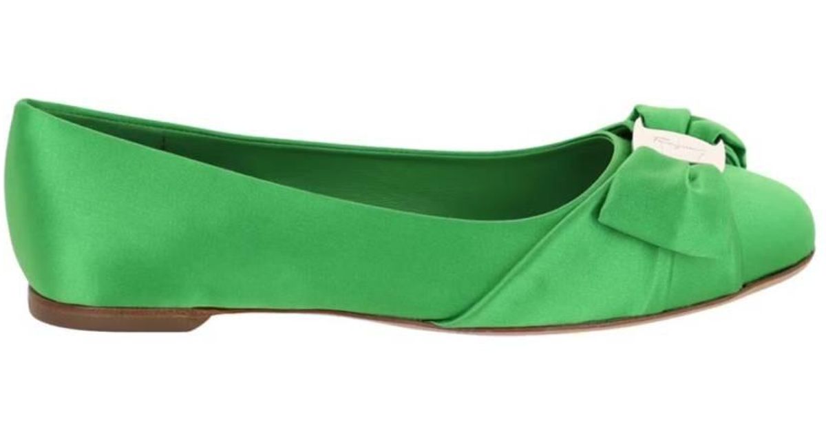 Ferragamo Vara Bow Ballet Flats in Green | Lyst