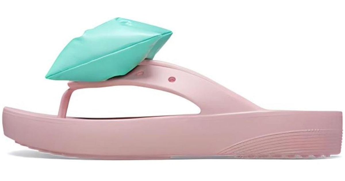 Crocs™ Classic Platform Bow Flip Flops in Pink | Lyst