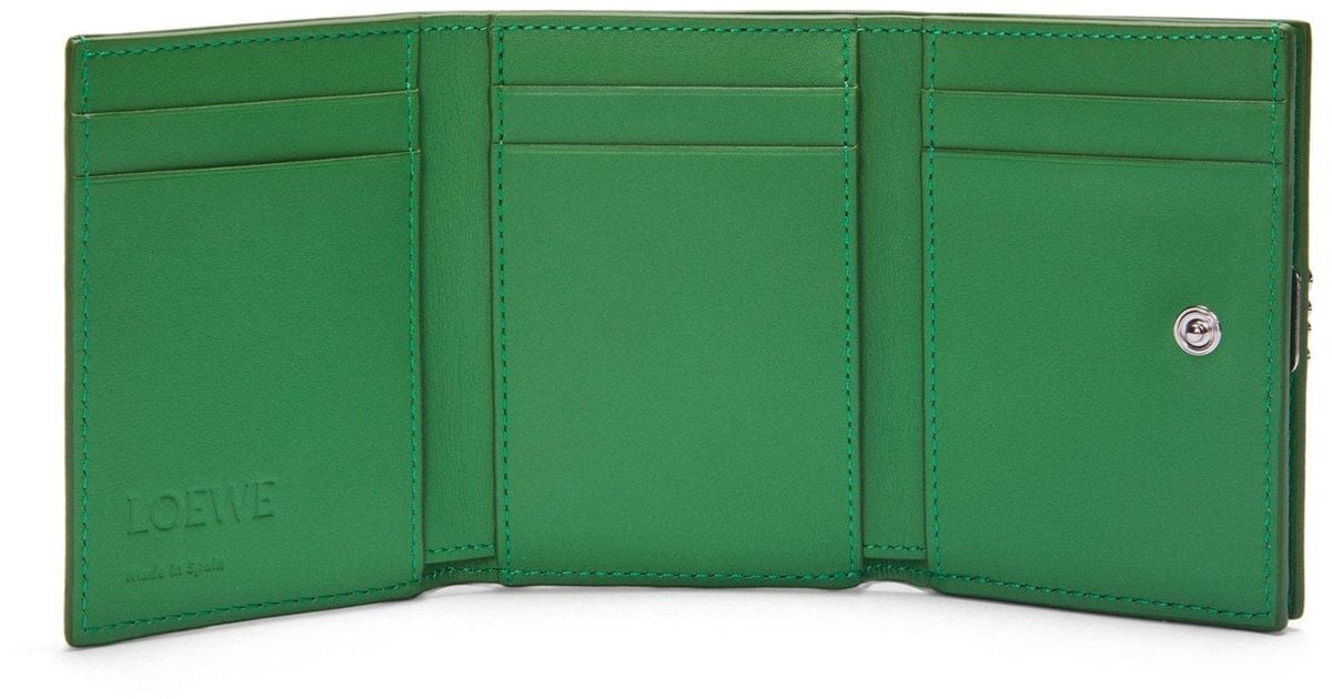 Loewe Anagram Trifold Wallet In Pebble Grained Calfskin in Green | Lyst