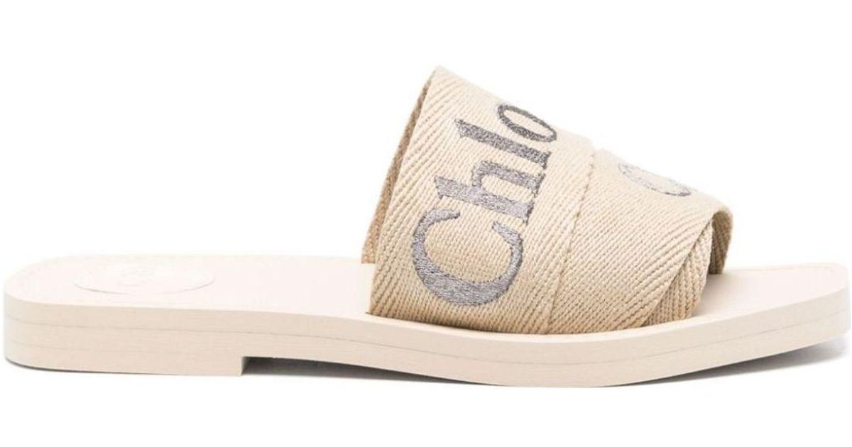 Chloé Sandalia Plana Logo Plateado in Natural | Lyst