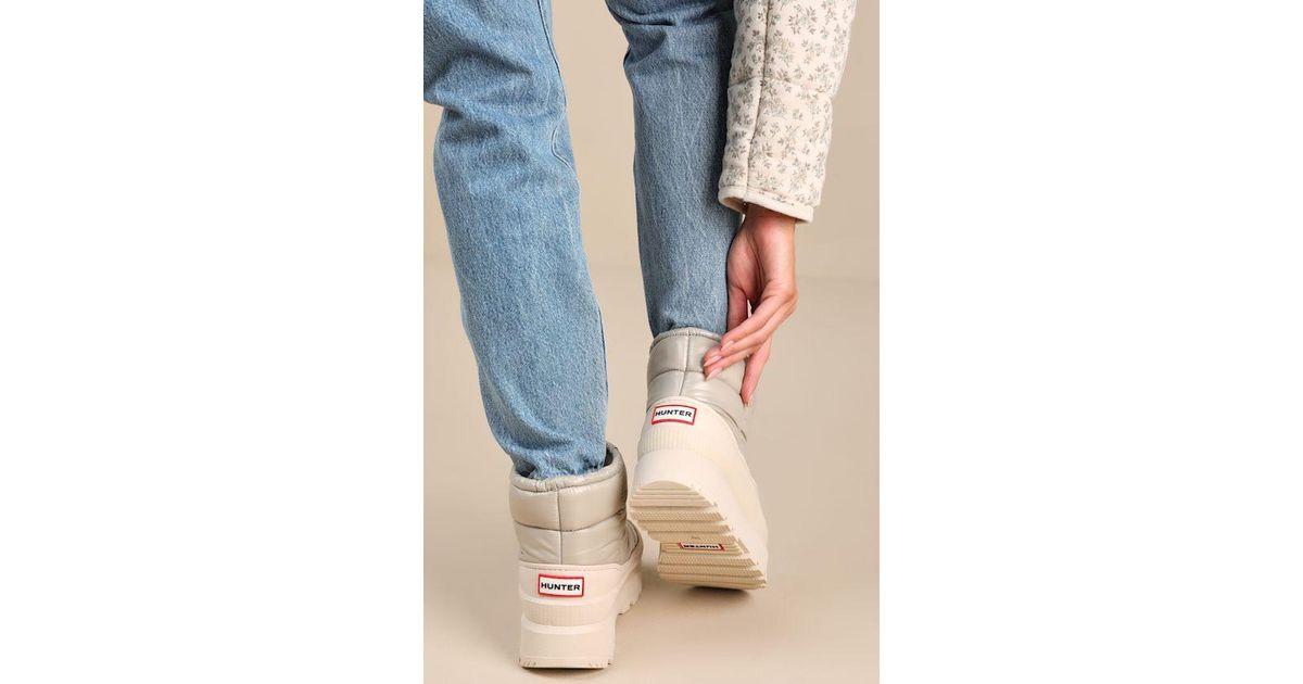 HUNTER Amble Light Natural Waterproof Puffer Booties | Lyst