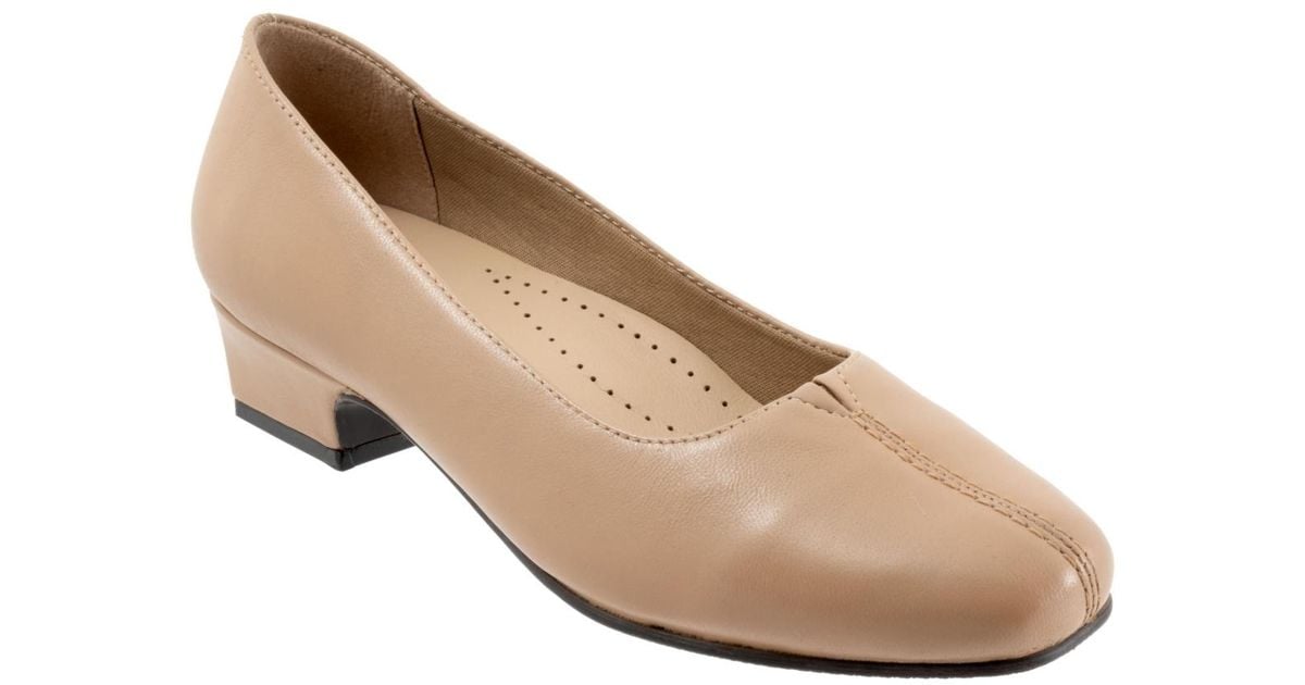 Trotters Doris Pump in Natural | Lyst