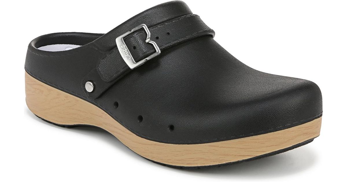Dr. Scholls Feel Chill Round Toe Recovery Clogs in Black | Lyst