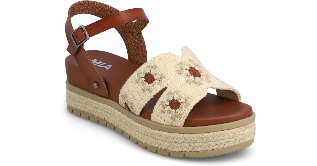 MIA Keva Flatform Round Toe Sandals in Brown | Lyst