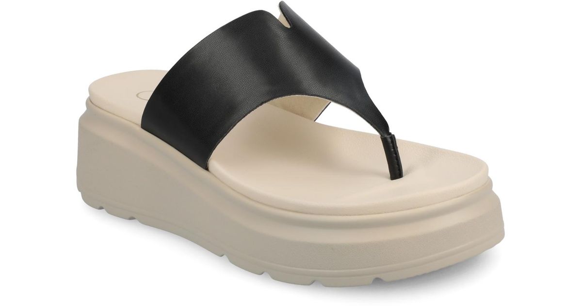 Journee Collection Carah Thong Platform Wedge Sandals in Black | Lyst