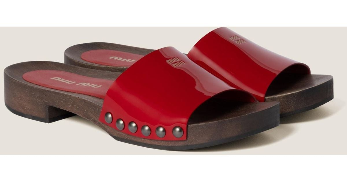 Miu Miu Patent Leather Clogs in Red | Lyst