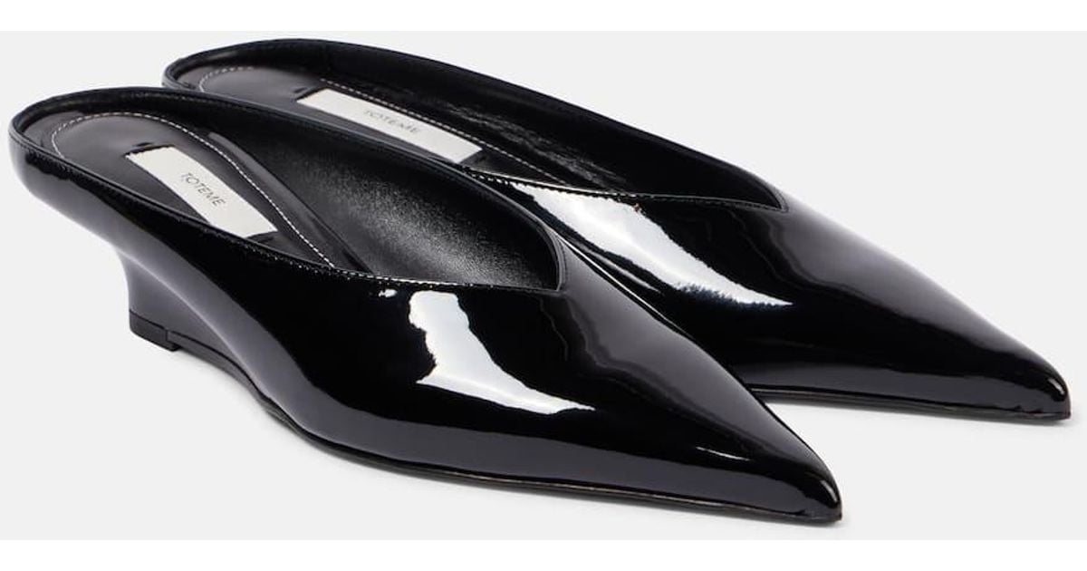 TOTEME Sharp Patent Leather Wedge Mules in Black | Lyst