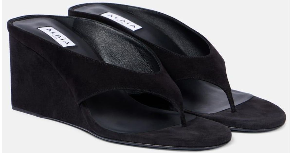 Alaïa Cube 75 Suede Wedge Thong Sandals in Black | Lyst