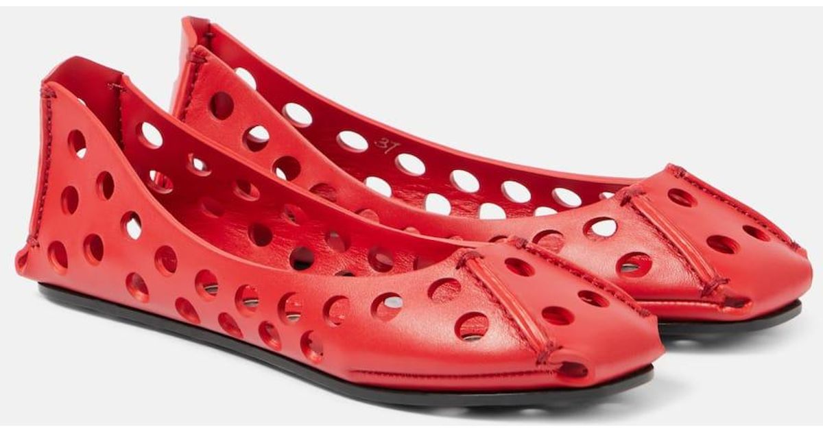Alaïa Leather Ballet Flats in Red | Lyst