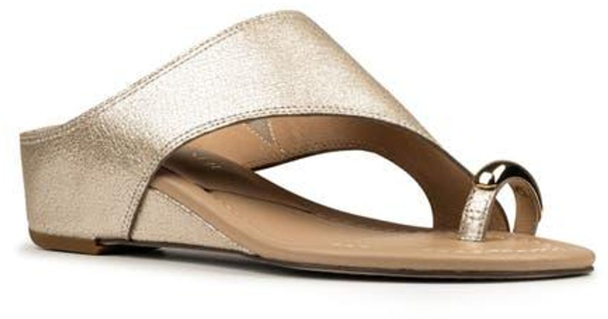 Donald J Pliner Vesna Toe Loop Wedge Sandal in Natural | Lyst