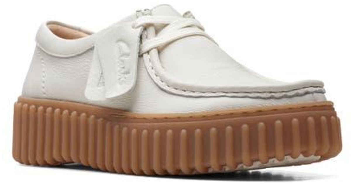 Clarks Torhill Bee Chukka Sneaker in White | Lyst