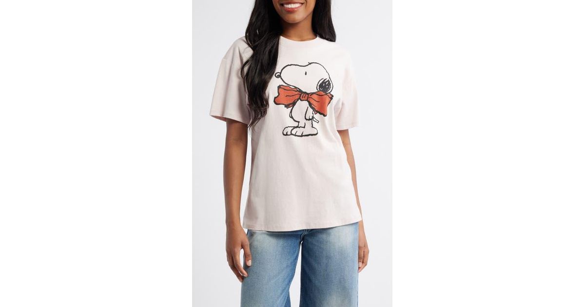 THE VINYL ICONS Peanuts Snoopy Bow Tie Cotton Graphic T-Shirt in Pink ...