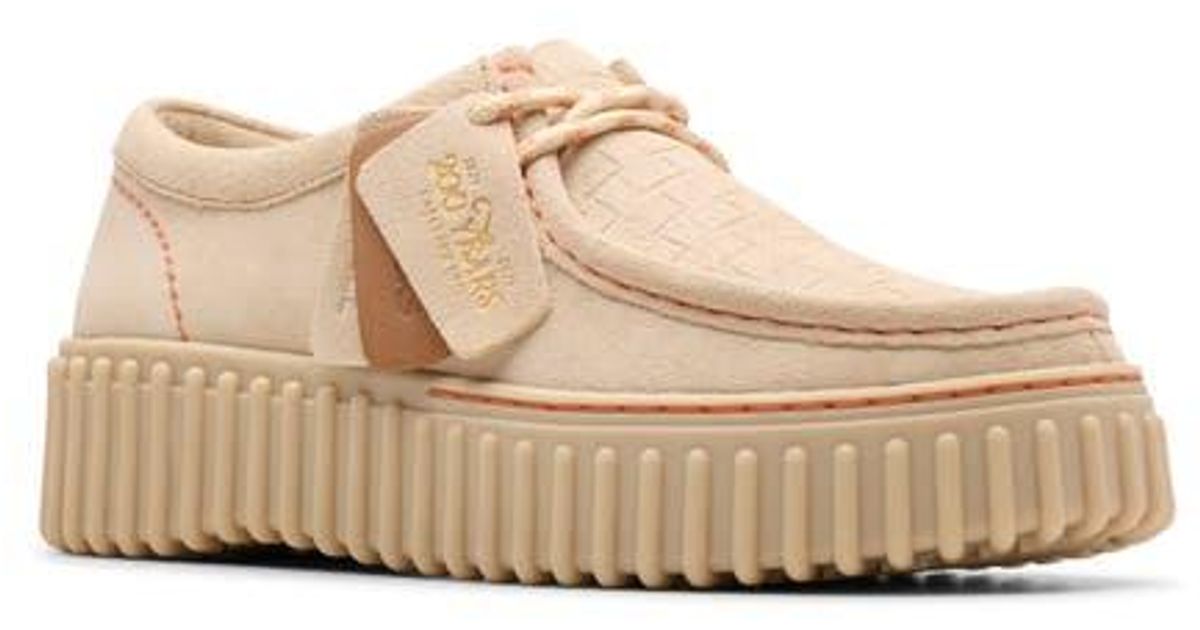 Clarks Torhill Bee Chukka Sneaker in Natural | Lyst
