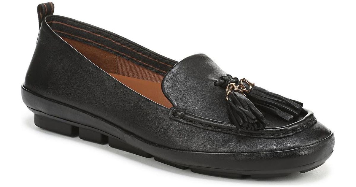 Naturalizer Betsy Tassel Moc Toe Loafer in Black | Lyst