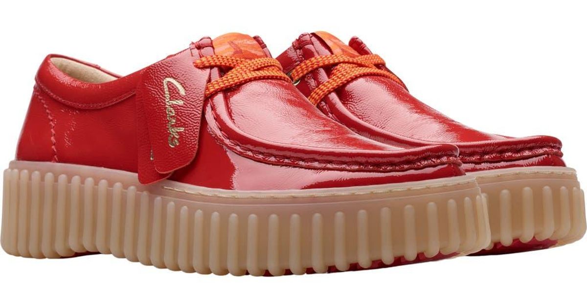 Clarks Torhill Bee Chukka Sneaker in Red | Lyst