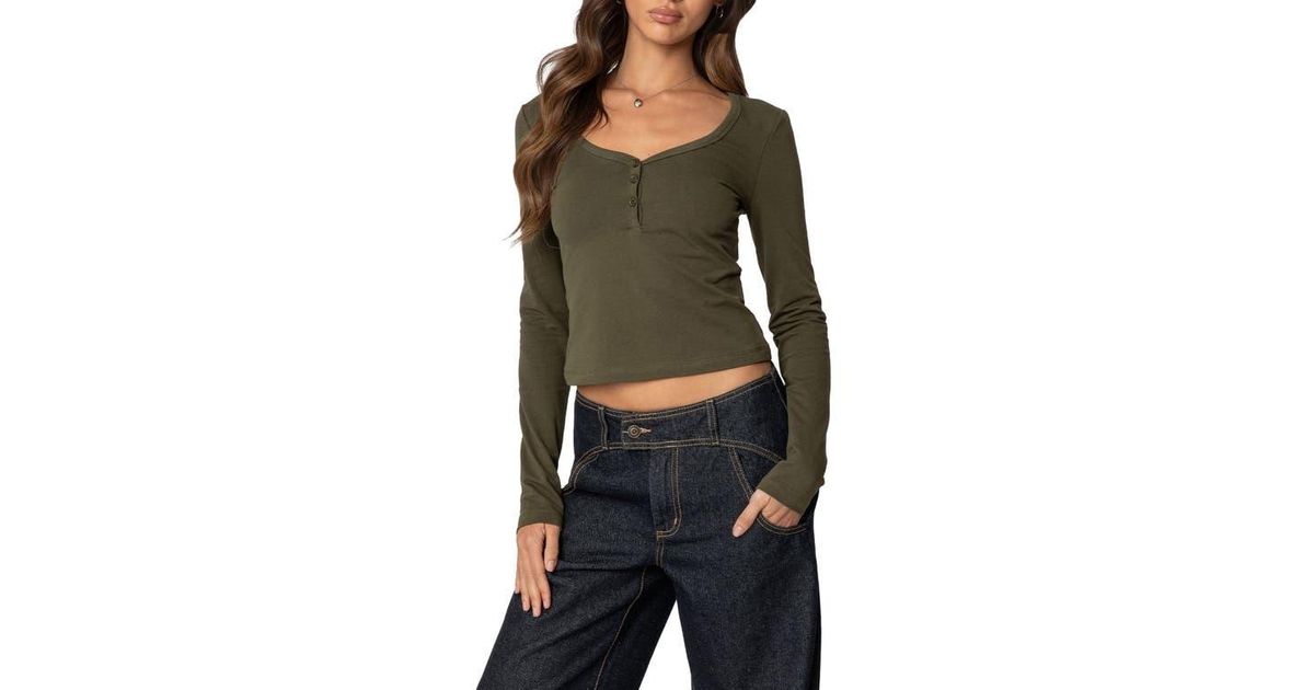 Edikted Leah V-Neck Crop Henley Top in Black | Lyst