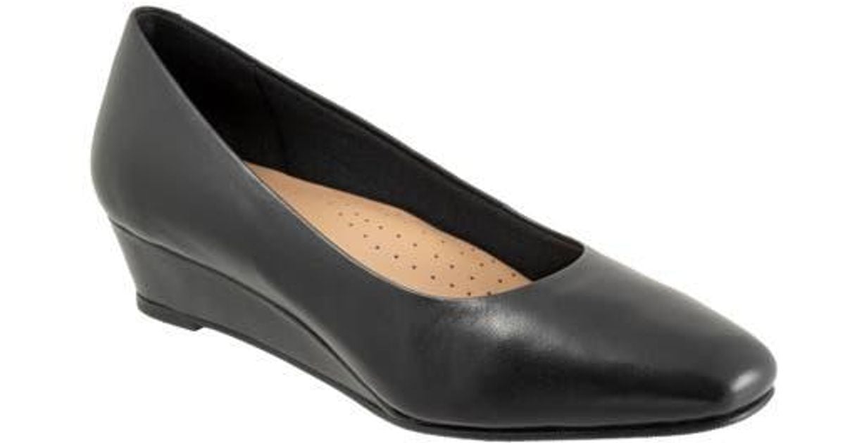 Trotters Denisse Wedge Pump in Black | Lyst