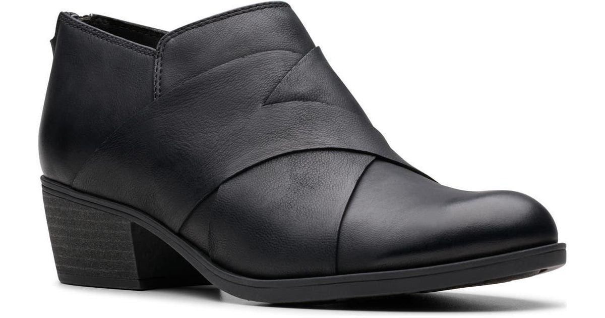 Clarks Charlten Gema Leather Ankle Booties in Black | Lyst