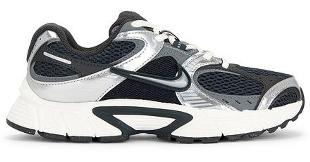 Nike V5 Runner Sneaker in White | Lyst