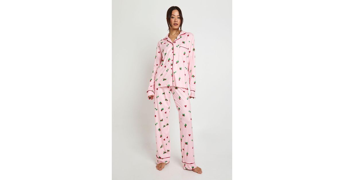Boohoo Tall Christmas Holly Print Long Sleeve Shirt & Trouser 3 Piece ...