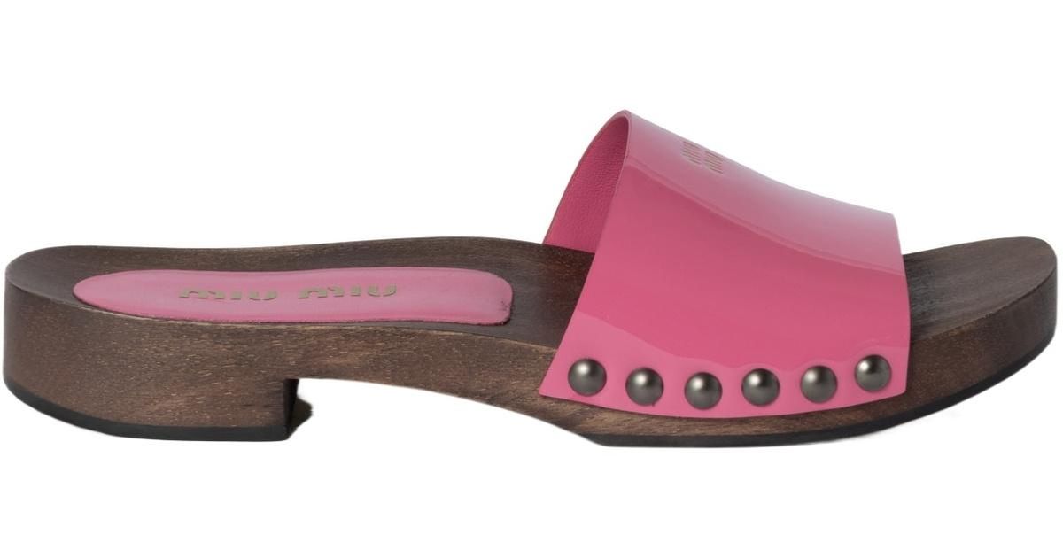 Miu Miu Patent Leather Clogs in Pink | Lyst