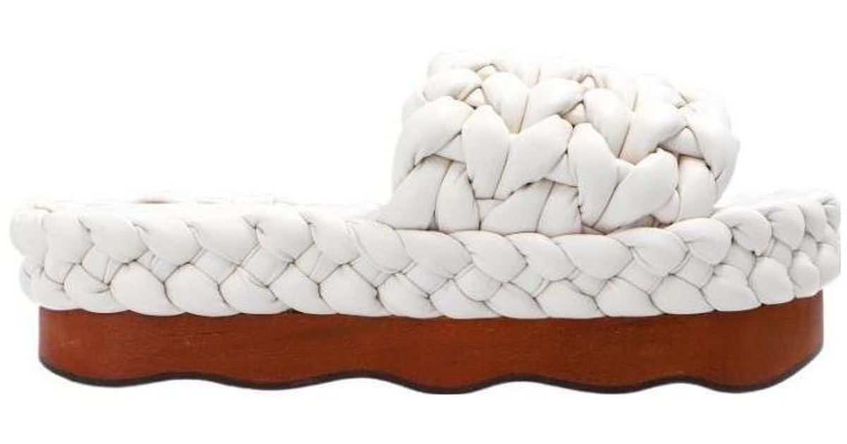 Chloé Logo Embossed Woven Leather Slippers in White | Lyst