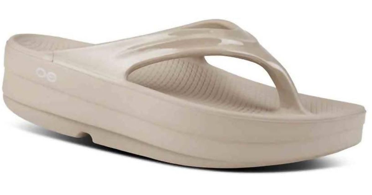 OOFOS Oomega Oolala Thong Sandals in White | Lyst
