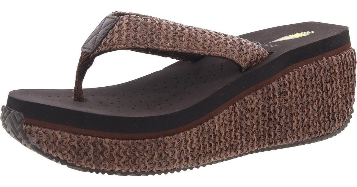 Volatile Island Thong Slides Wedge Sandals in Brown | Lyst