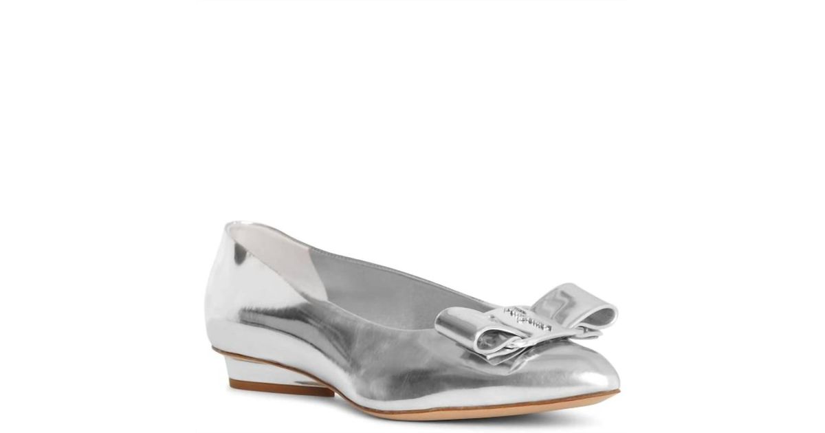 Ferragamo Viva Bow Detail Shoes in Gray | Lyst