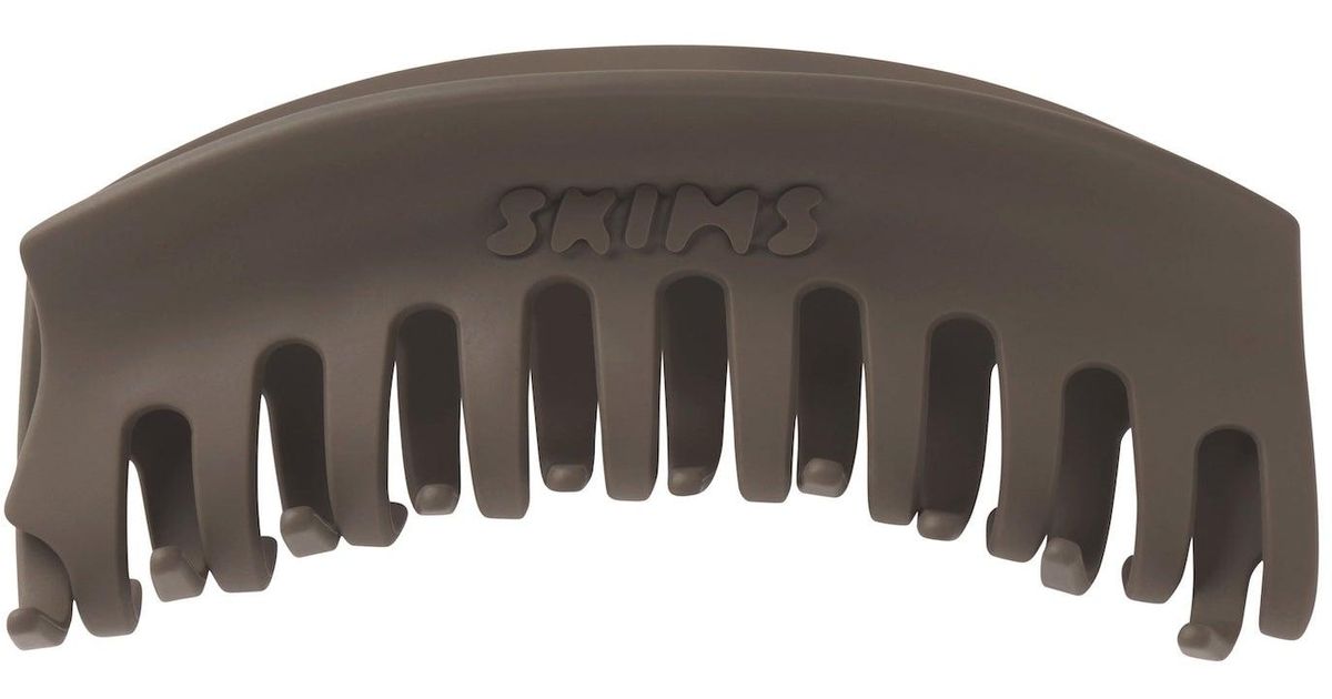 Skims Curved Jumbo Claw Clip in Brown | Lyst