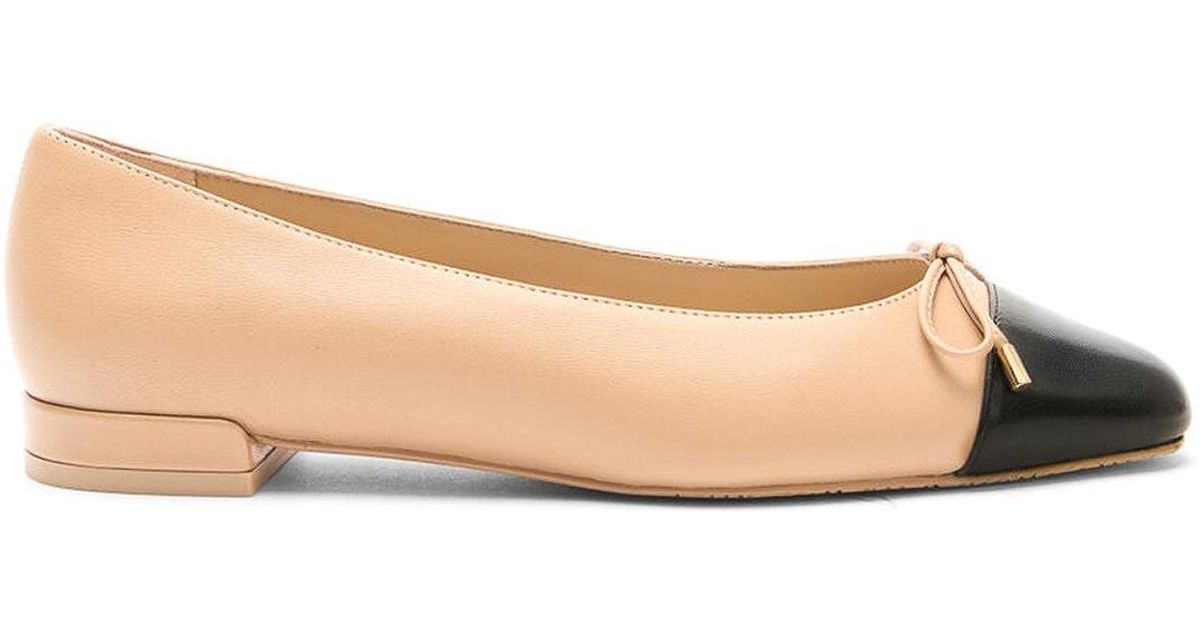 Stuart Weitzman Ballerina Sleek Bow in Natural | Lyst