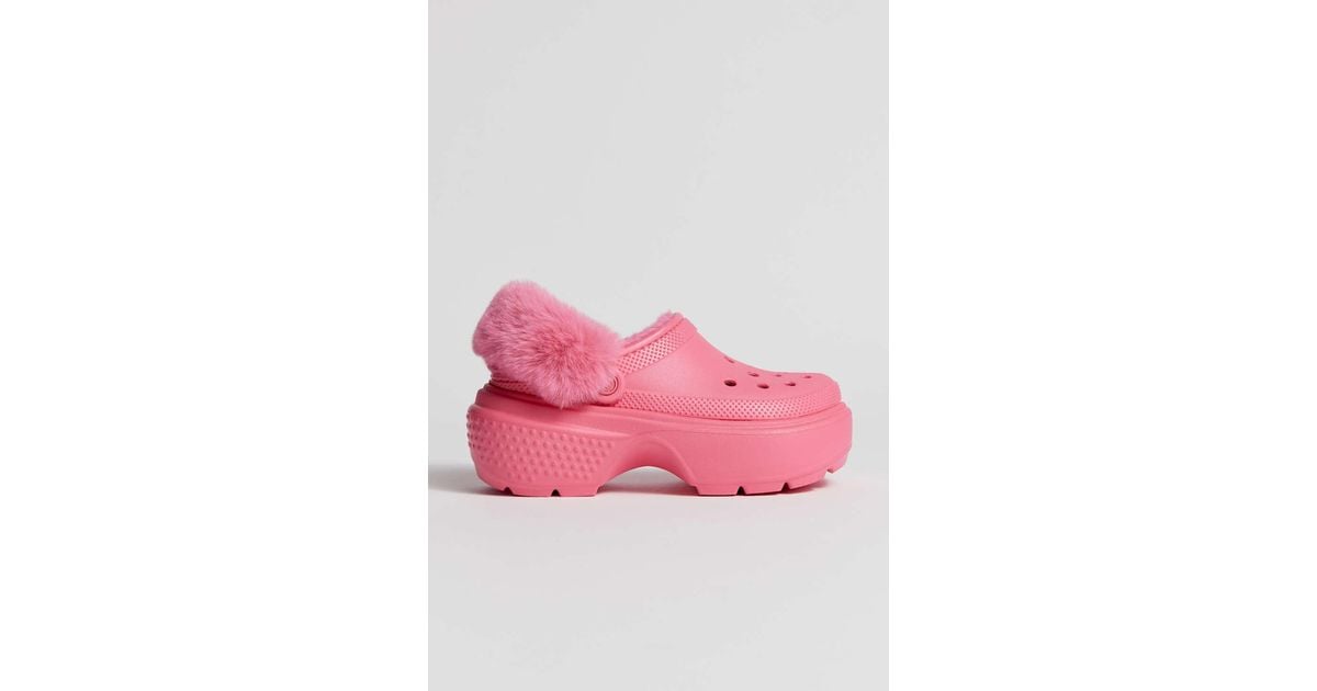 Crocs™ Stomp Faux Fur-lined Clog In Hyper Pink,at Urban Outfitters | Lyst
